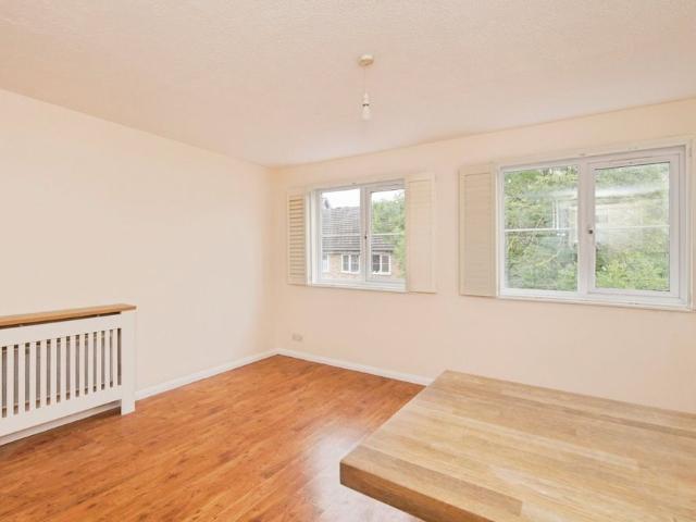 Flat to rent Linden Grove, London, SE15