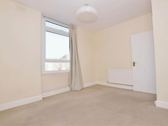 Flat to rent Linden Grove, London, SE15