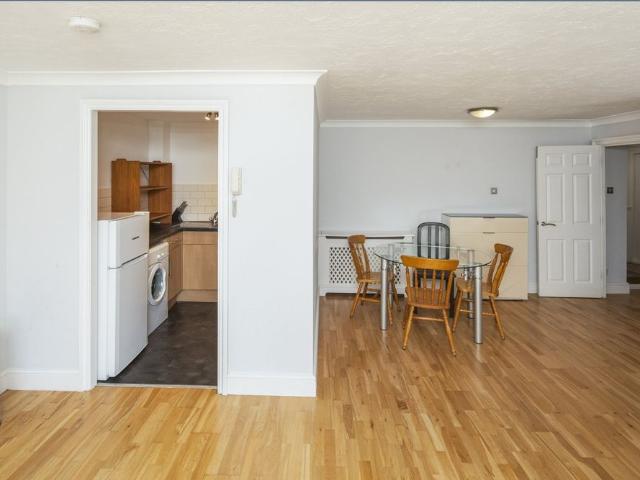 Flat to rent Linwood Close, London, SE5