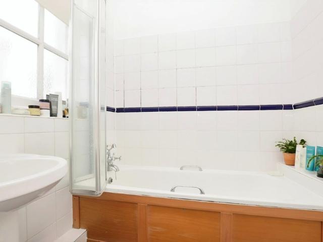 Flat to rent Lyndhurst Way, London, SE15