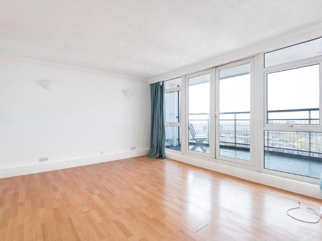 Flat to rent Master Gunner Place, London, SE18