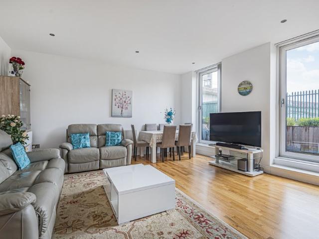 Flat to rent Merryweather Place, Greenwich, SE10