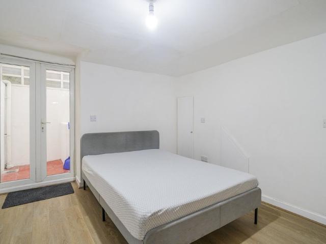 Flat to rent Milkwood Road, London, SE24