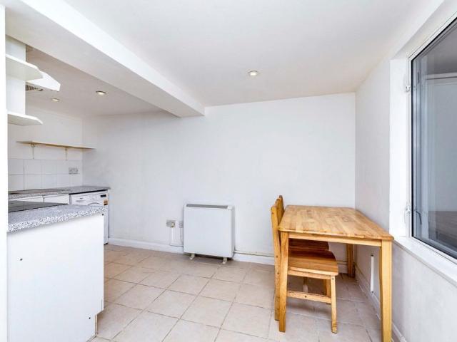Flat to rent Milkwood Road, London, SE24