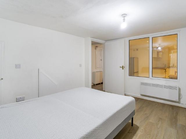 Flat to rent Milkwood Road, London, SE24