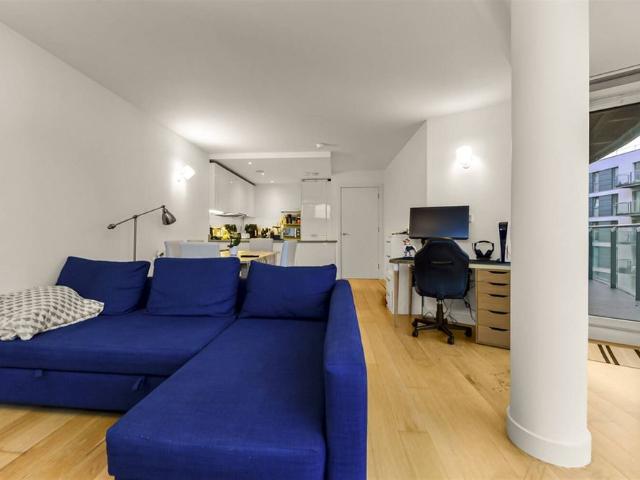 Flat to Rent: Navigation Building, High Point Village, UB3