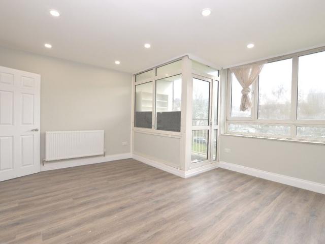 Flat to rent Nunhead Crescent, London, SE15