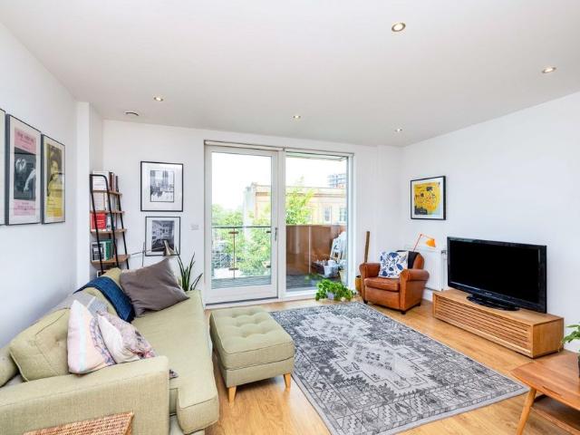 Flat to rent Southampton Way, London, SE5