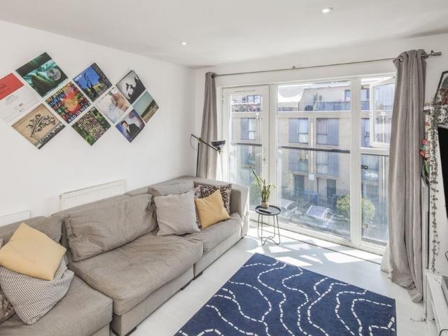 Flat to rent Samuel Street, London, SE15