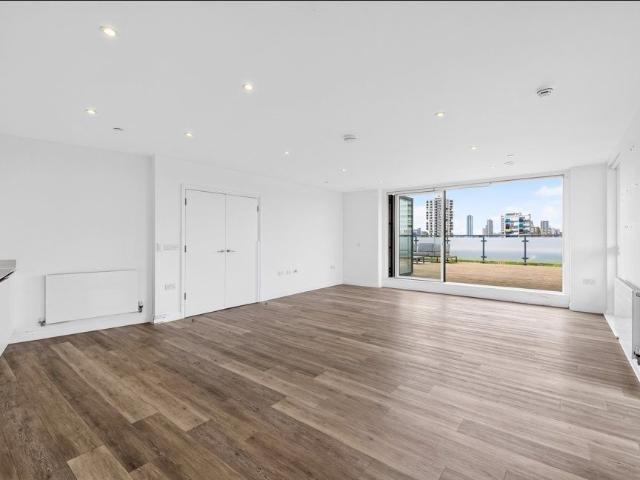 Flat to rent Scena Way, London, SE5