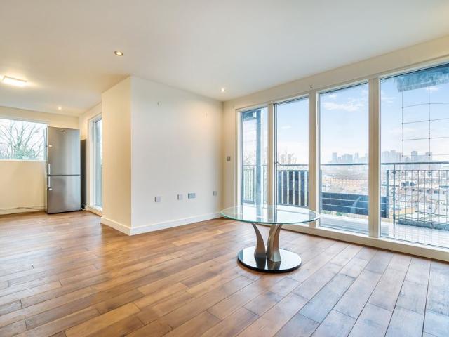Flat to rent Seren Park Gardens, Blackheath, SE3