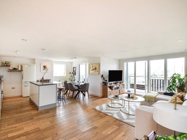 Flat to rent Seren Park Gardens, London, SE3