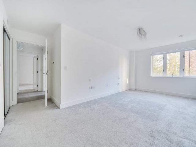 Flat to rent Sherman Road, Bromley, BR1