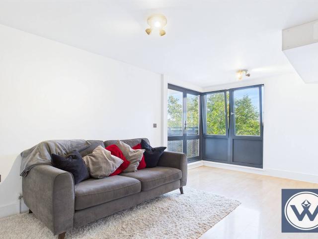 Flat to Rent: Sheringham Court, Hayes, UB3