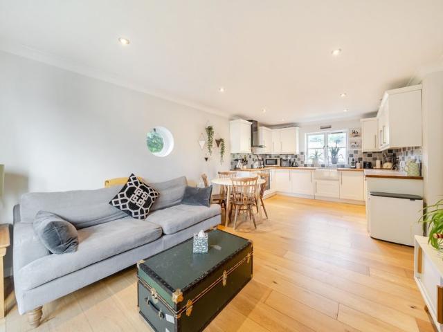 Flat to rent St. Josephs Vale, London, SE3