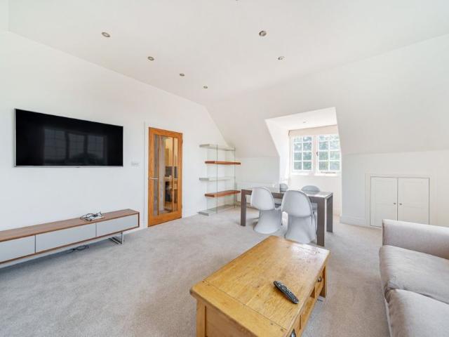 Flat to rent Park Farm Road, Bromley, BR1