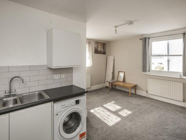 Flat to rent Peckham High Street, London, SE15
