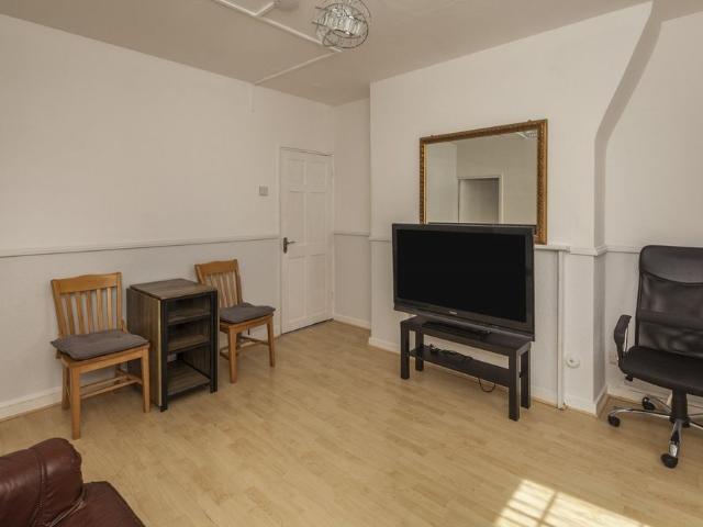 Flat to rent Peckham Road, London, SE5