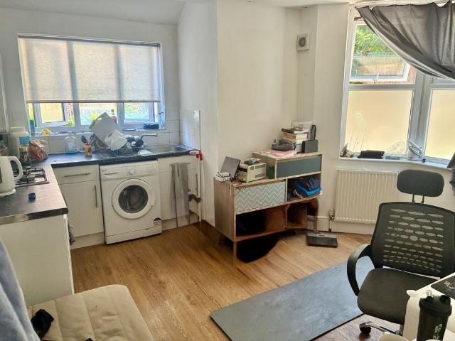 Flat to rent Rosendale Road, London, SE24