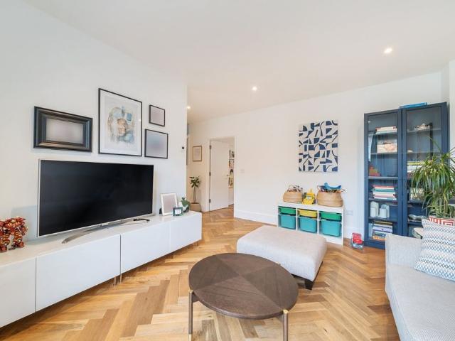 Flat to rent Ravensdale Gardens, London, SE19
