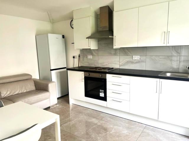 Flat to rent Redden Court Road, Romford RM3