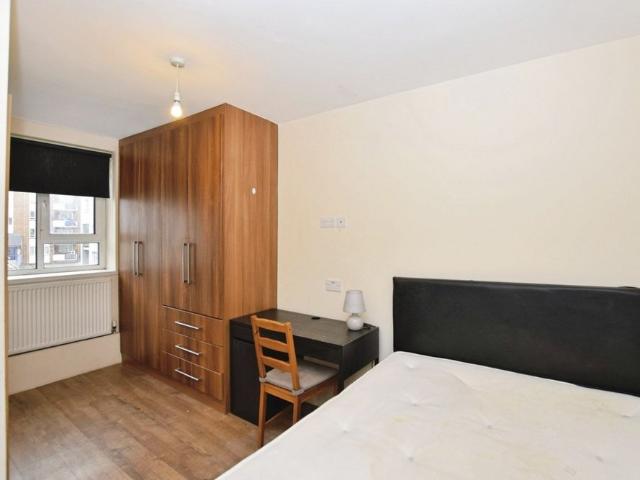 Flat to rent Rennie Estate, London, SE16