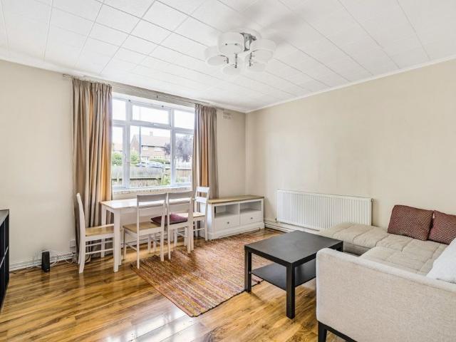 Flat to rent Restons Crescent, London, SE9