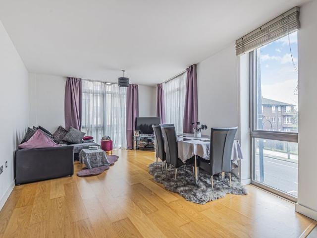 Flat to rent Woolwich Road, London, SE10