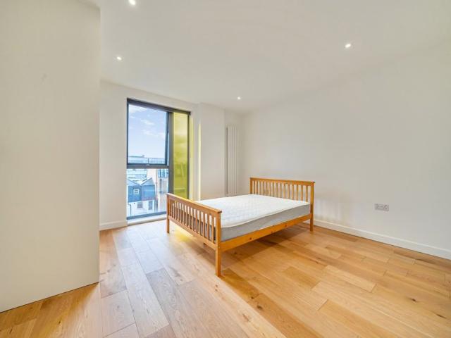 Flat to rent Waleorde Road, London, SE17