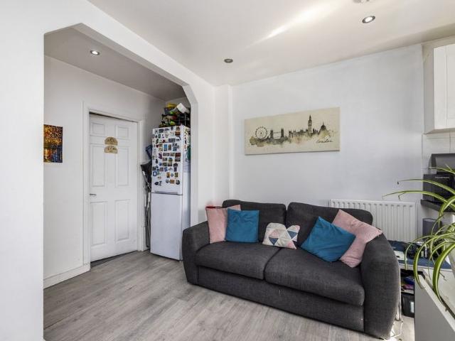 Flat to rent Walworth Road, London, SE17