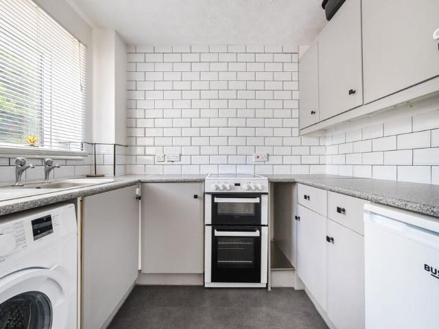 Flat to rent Winston Close, Greenhithe, DA9