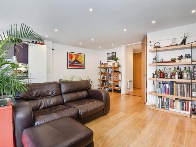 Flat to rent Tanner Street, London, SE1