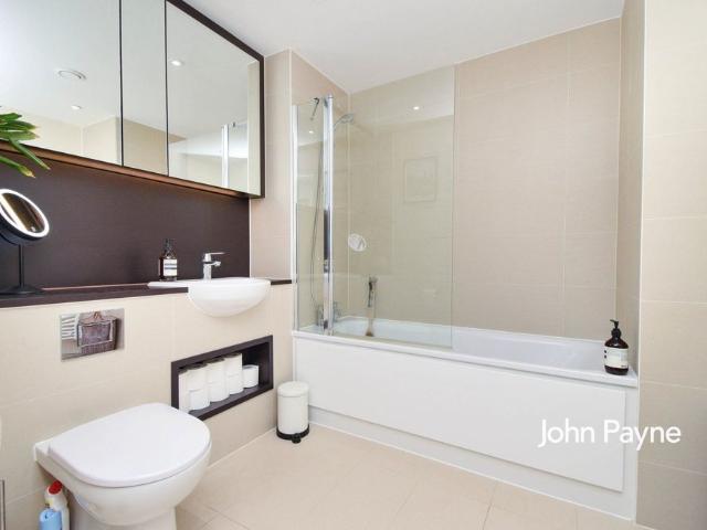 Flat to rent Telegraph Avenue, London, SE10