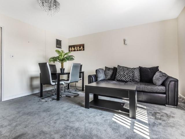 Flat to rent Thyme Close, London, SE3