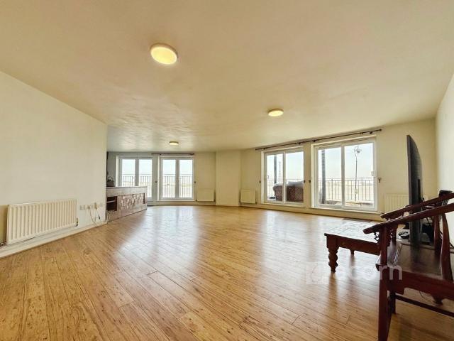 Flat to rent The Boulevard, Greenhithe, DA9