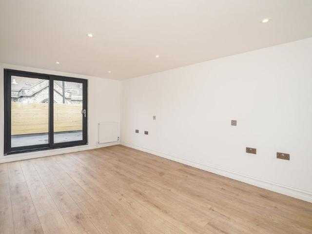 Flat to rent Trafalgar Road, London, SE10