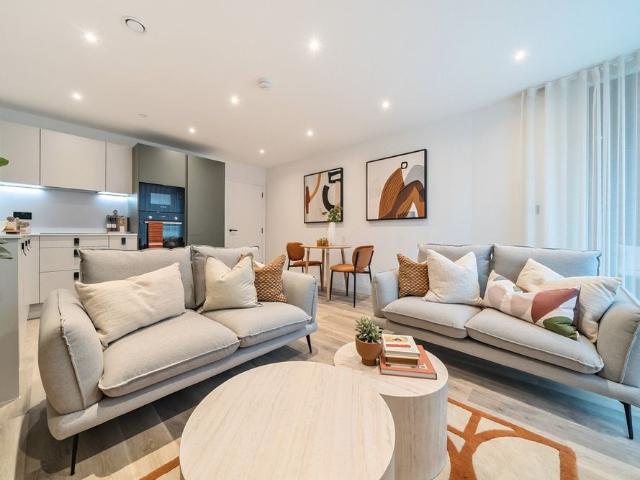 Flat to rent Tweedy Road, Bromley, BR1