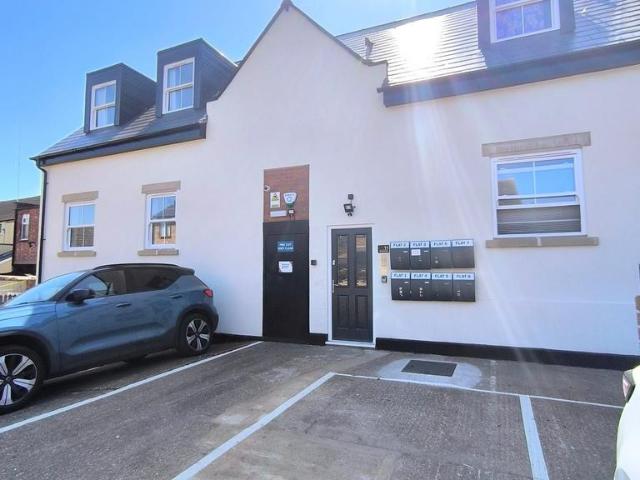 Flat, Warrens Close. 2 bed apartment to rent £1,000 pcm £231 pw