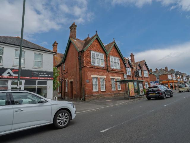 Flat, Wimborne Road, Bournemouth BH9, 2 bed flat to rent, £1,350 pcm | PrimeLocation