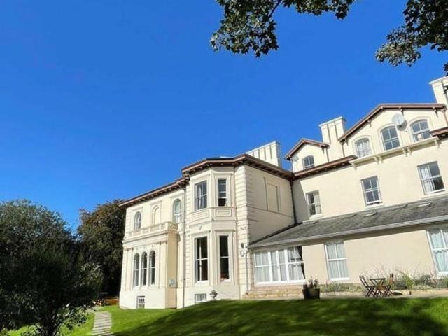 Flat with huge livingroom+access to beautiful gard