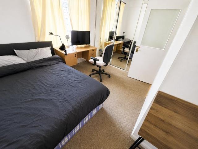 Flat with Private Kitchen & Bathroom