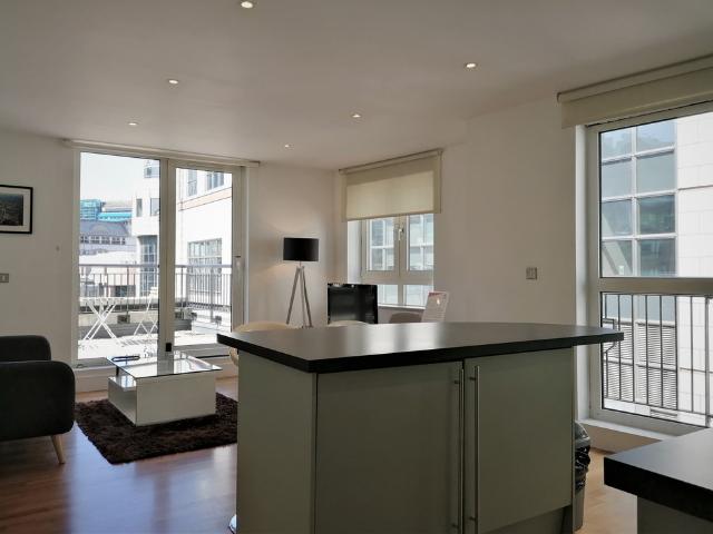 Flat with views in Tower Hill Has an Apartment