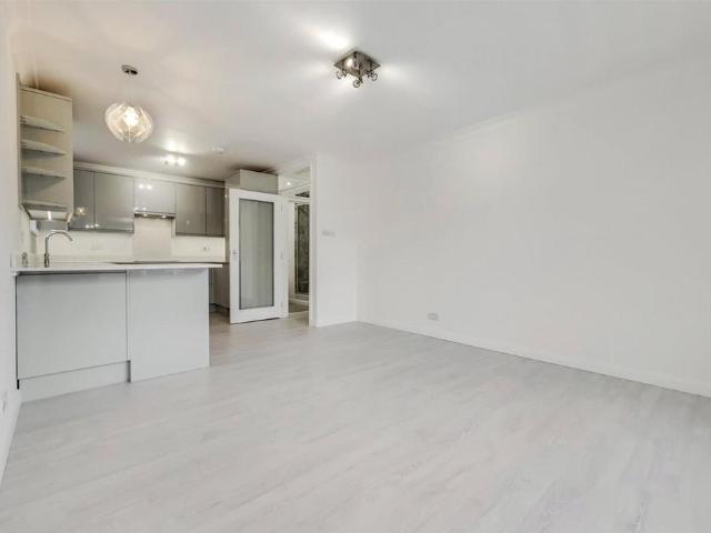 Flat 14 Keswick Heights, 28 Keswick. 2 bed apartment to rent £2,500 pcm £577 pw