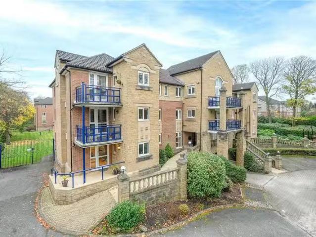 Flat 14 The Highlands, The Highlands. 2 bed apartment for sale.