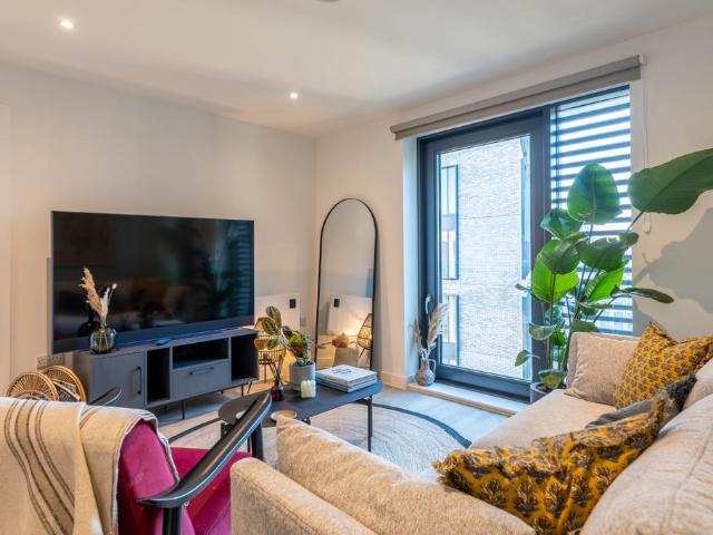 Flat 1502, Pall Mall Press, 34 Pall. 2 bed flat to rent £1,431 pcm £330 pw