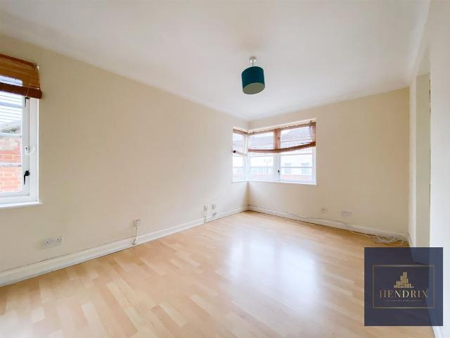 Flat 16, Mazers Court, Braintree CM7, 2 bed flat to rent, £1,200 pcm | PrimeLocation