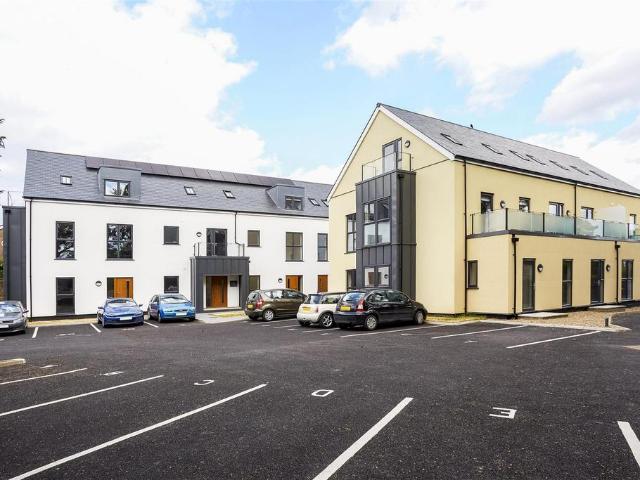 Flat 16 Box Hill Apartments 2 bed flat to rent £1,450 pcm £335 pw