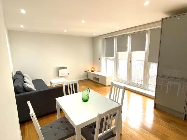 Flat 16 Signal House, 137 Great. 2 bed flat to rent £2,850 pcm £658 pw