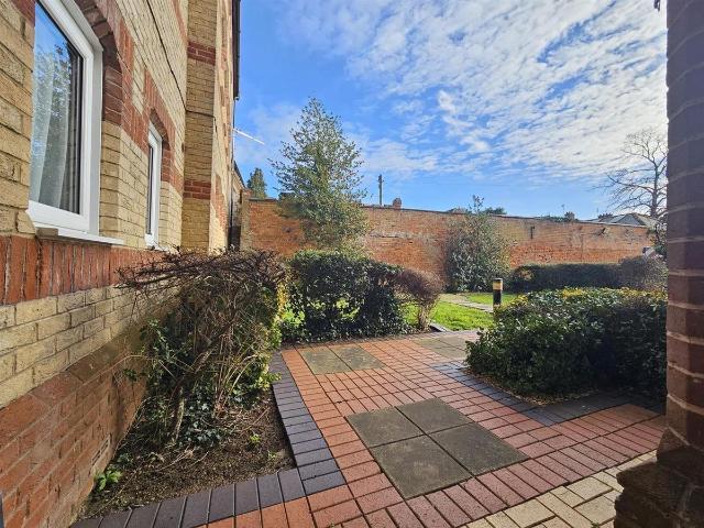 Flat 17 Bridge Street, Thrapston, Kettering NN14, 1 bed flat to rent, £800 pcm | PrimeLocation
