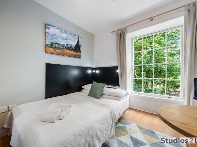 Flat 17 Cartwright Gardens, Bloomsbury WC1H 9EH